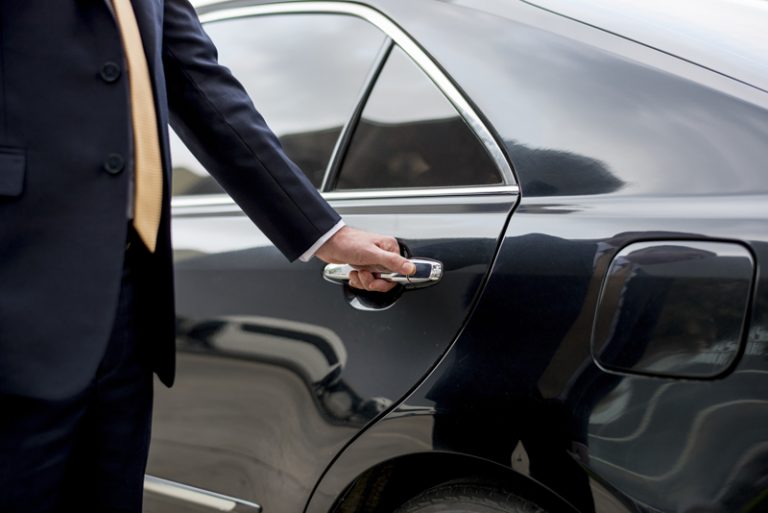 A Visitor's Guide to Choosing a Chauffeured Car Service in Palm Springs